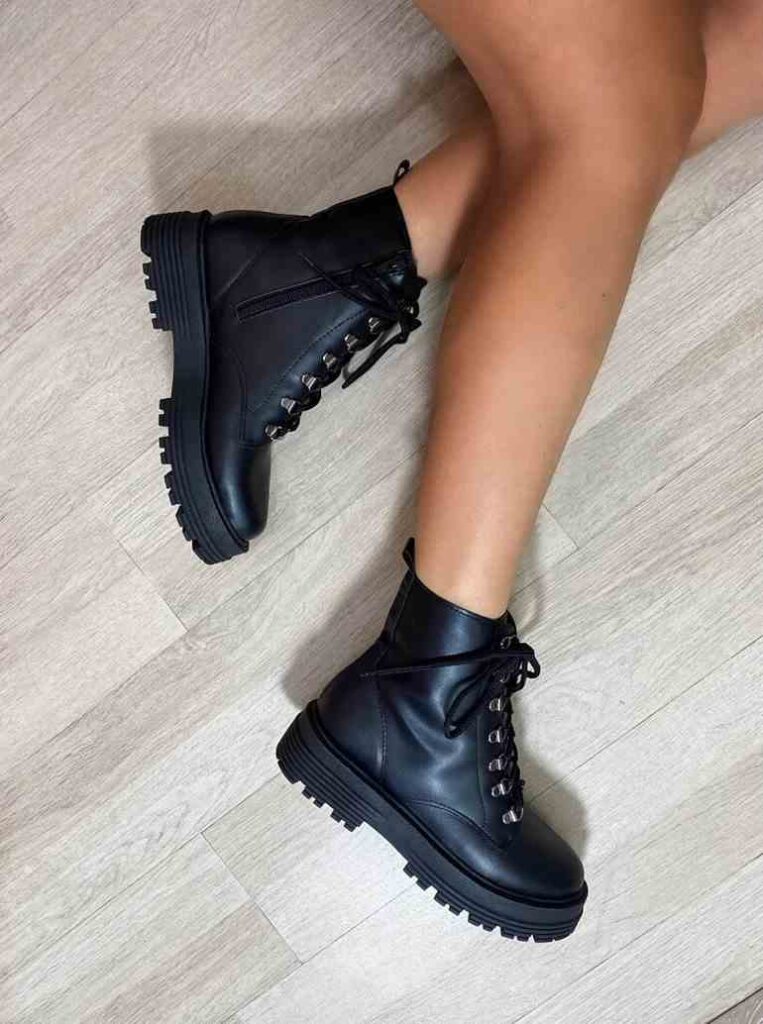 Look com coturno: veja o que combina e como usar com estilo